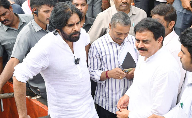 పవనూ.. ఎవరి మీద ఈ ఆవేశం? (ఫొటోలు) | Pawan Kalyan Serious On Kakinada MLA And Officials: Photos ...